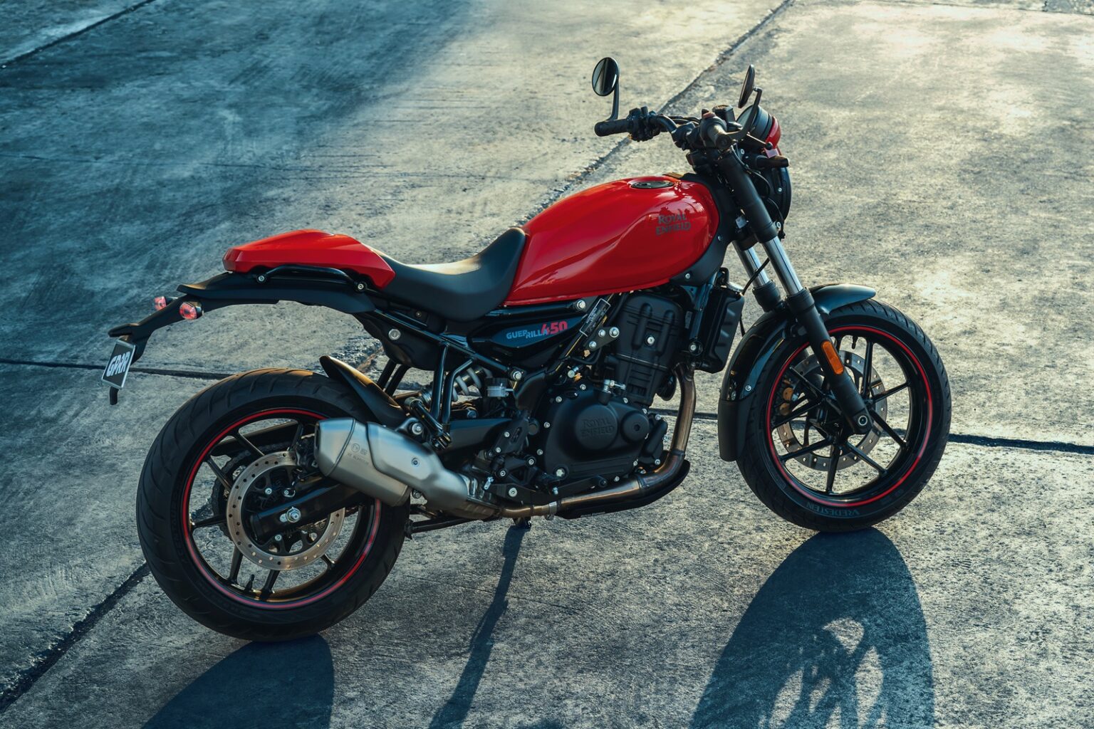 2026 Royal Enfield Guerrilla 450: New APEX Variant, Tyres and more ...